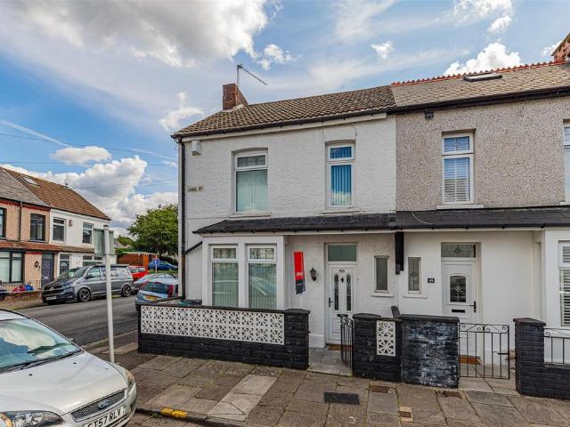 3 bedroom end of terrace house to rent