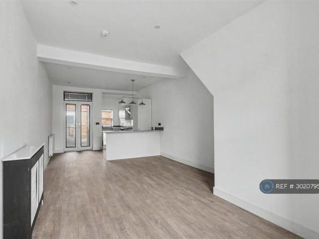 3 bedroom end of terrace house to rent