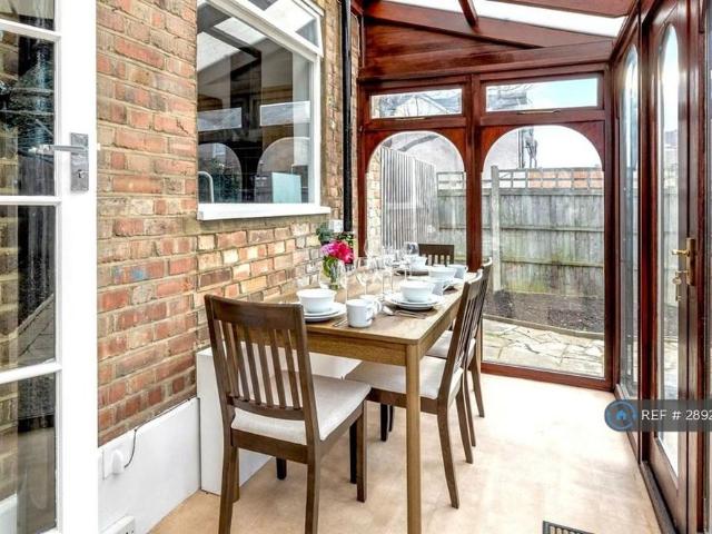 3 bedroom end of terrace house to rent