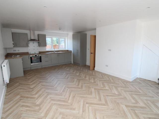 3 bedroom end of terrace house to rent