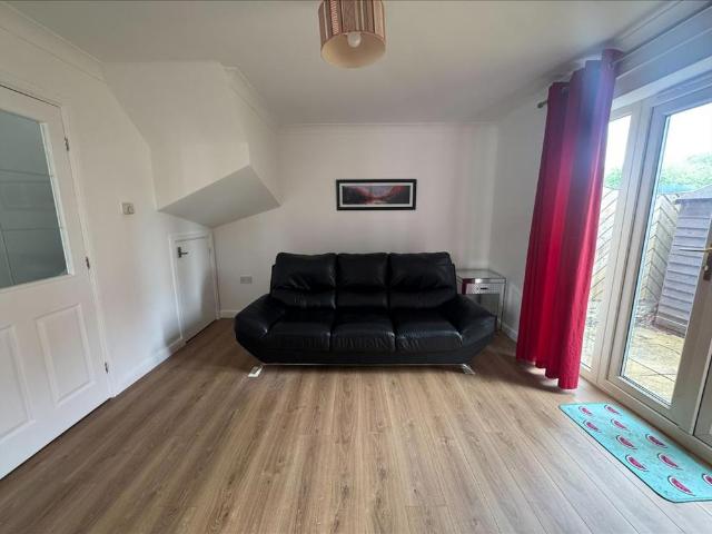 3 bedroom end of terrace house to rent