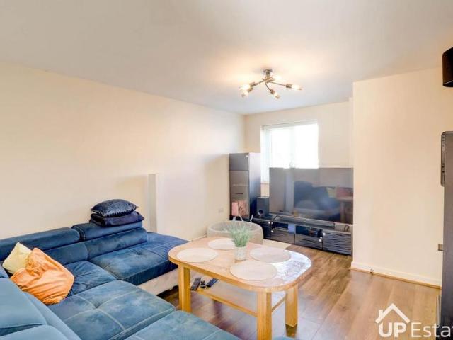 3 bedroom end of terrace house to rent
