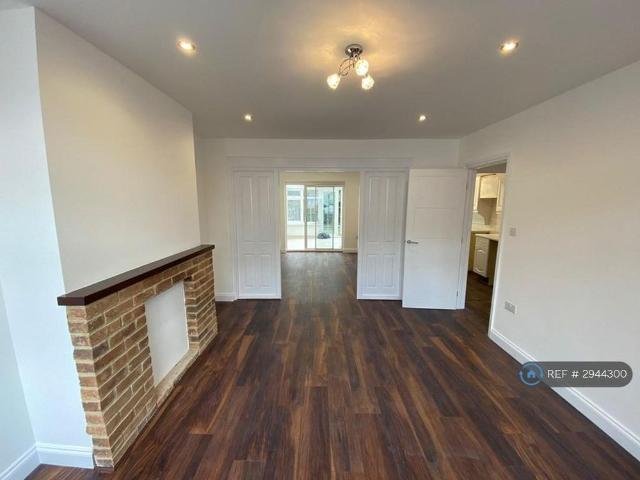 3 bedroom end of terrace house to rent