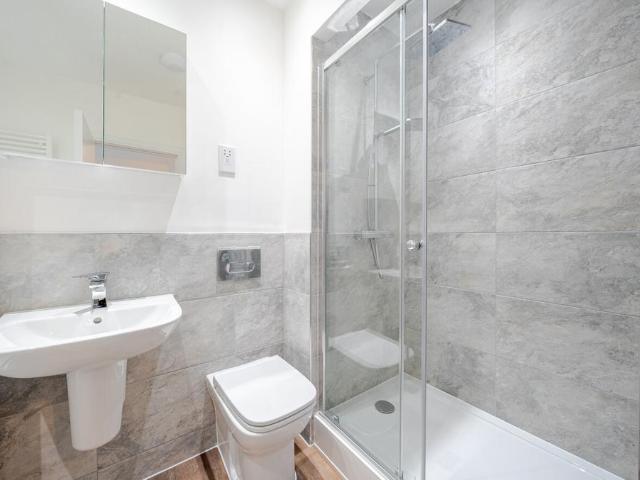 3 bedroom end of terrace house to rent