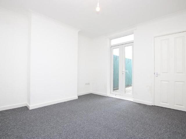 3 bedroom end of terrace house to rent