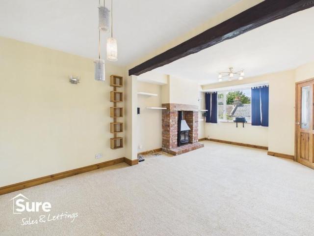 3 bedroom end of terrace house to rent
