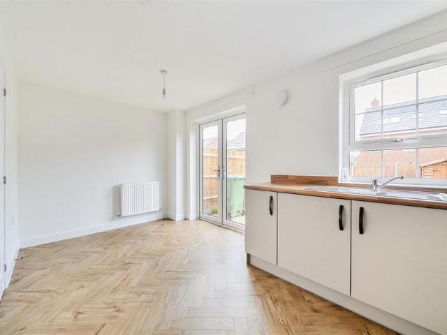 3 bedroom end of terrace house to rent