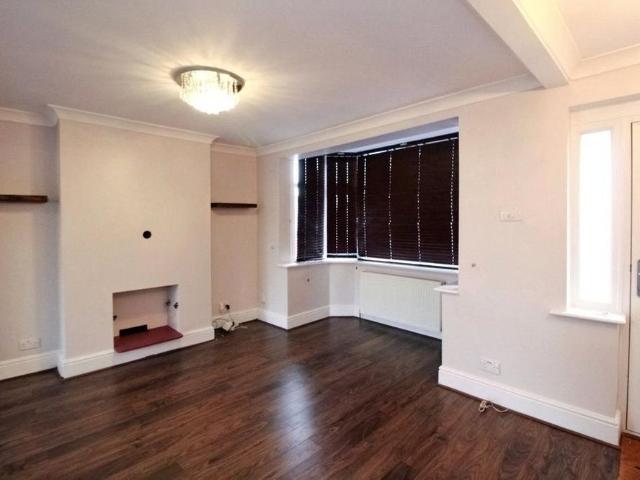 3 bedroom end of terrace house to rent