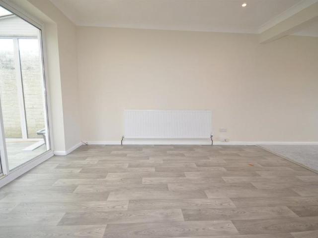 3 bedroom end of terrace house to rent