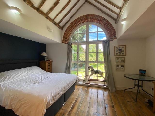 3 bedroom end of terrace house to rent