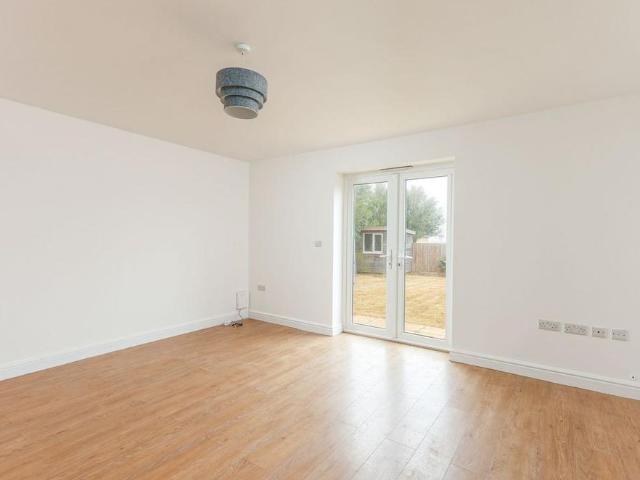 3 bedroom end of terrace house to rent