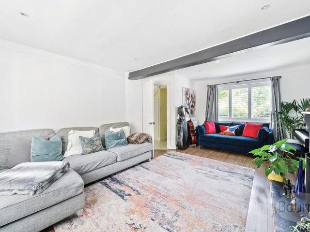 3 bedroom end of terrace house to rent