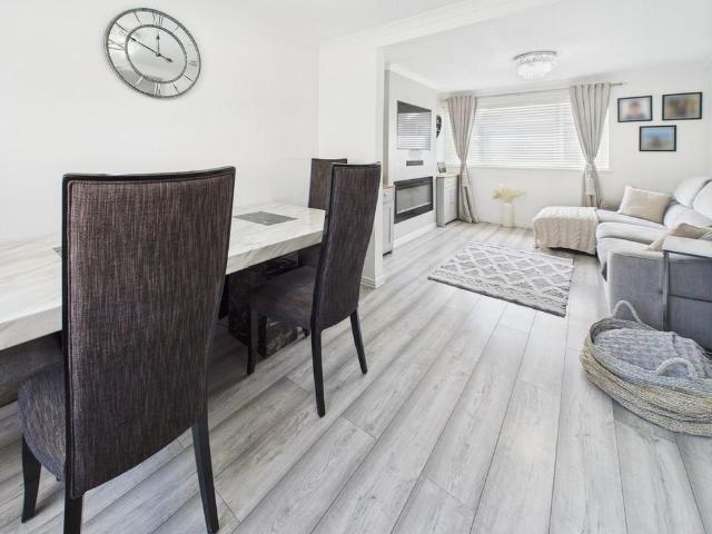 3 bedroom end of terrace house to rent