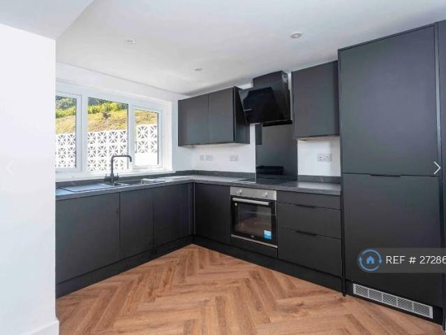 3 bedroom end of terrace house to rent