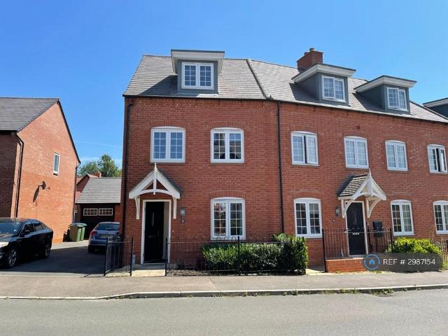 3 bedroom end of terrace house to rent