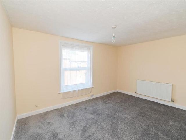 3 bedroom end of terrace house to rent