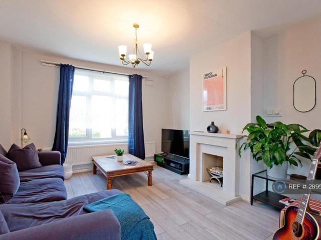 3 bedroom end of terrace house to rent
