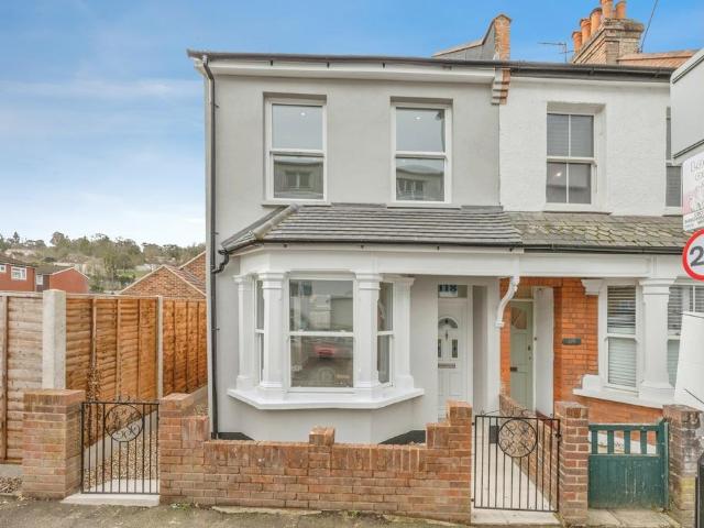 3 bedroom end of terrace house to rent