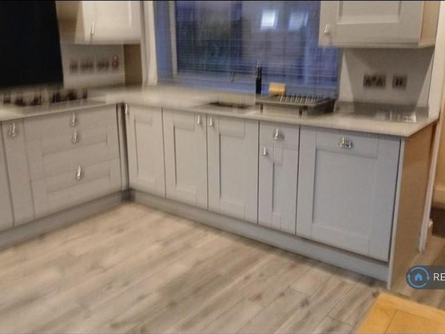 3 bedroom end of terrace house to rent