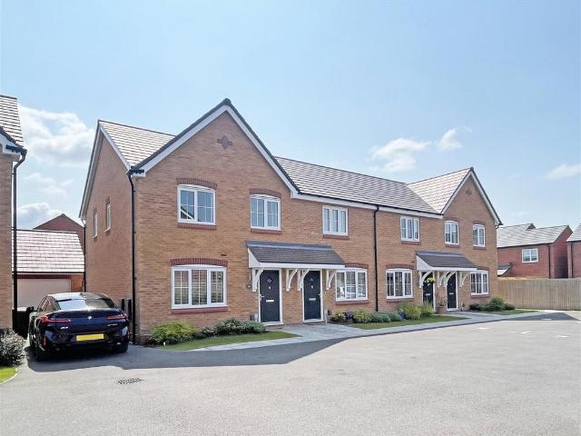 3 bedroom end of terrace house to rent