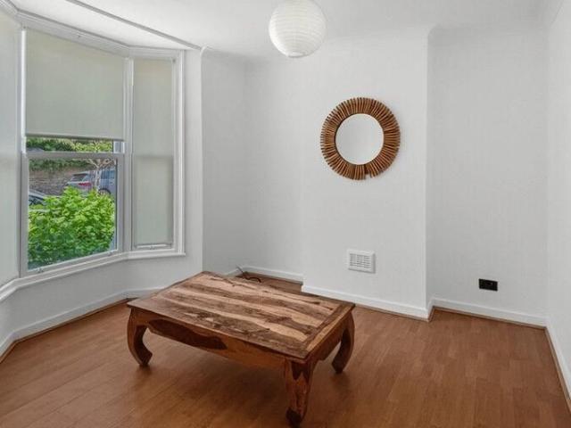 3 bedroom end of terrace house to rent