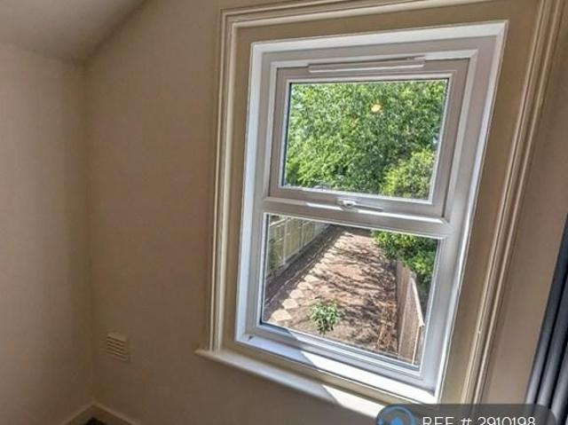3 bedroom end of terrace house to rent