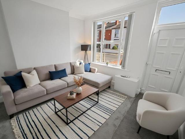 3 bedroom end of terrace house to rent