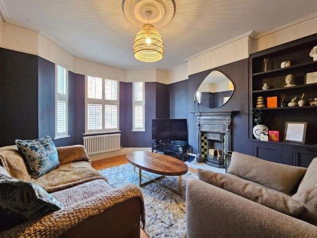 3 bedroom end of terrace house to rent