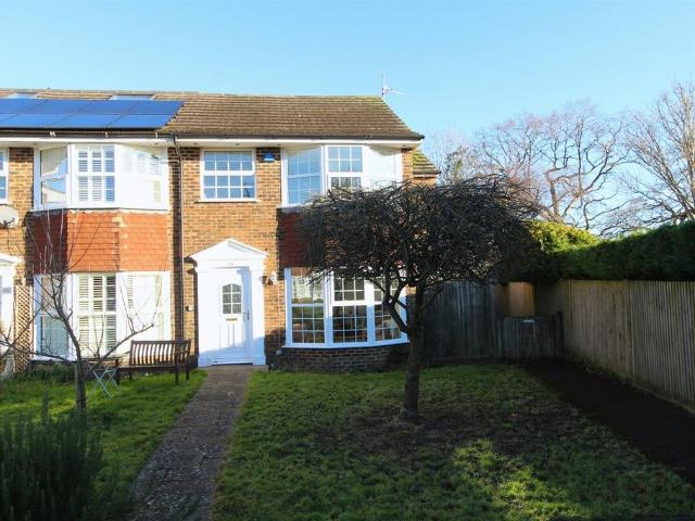 3 bedroom end of terrace house to rent
