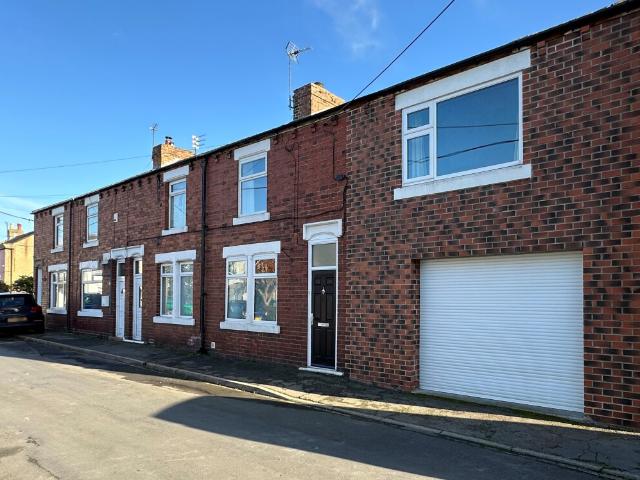 3 bedroom end of terrace house to rent