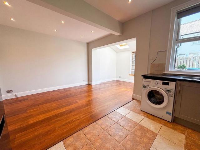 3 bedroom end of terrace house to rent