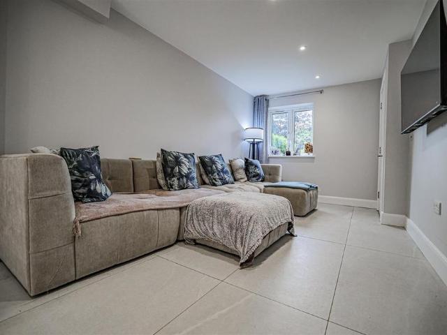 3 bedroom end of terrace house to rent
