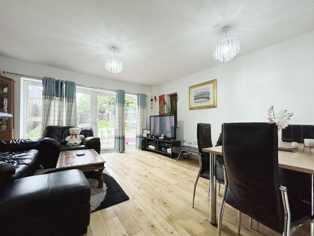 3 bedroom end of terrace house to rent