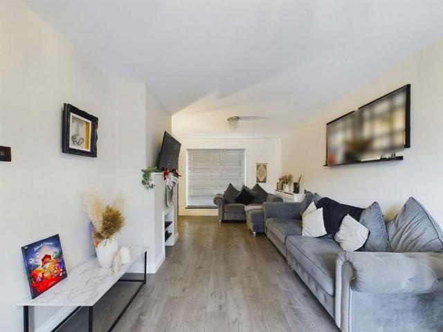 3 bedroom end of terrace house to rent