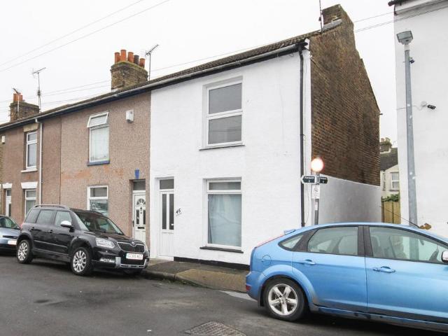 3 bedroom end of terrace house to rent