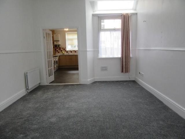 3 bedroom end of terrace house to rent