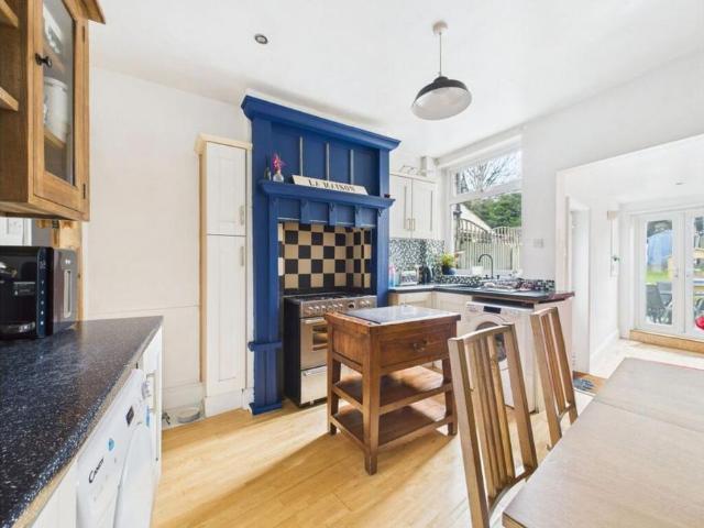 3 bedroom end of terrace house to rent