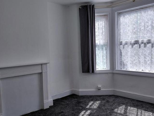 3 bedroom end of terrace house to rent