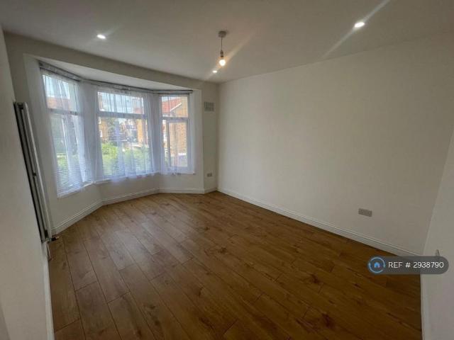 3 bedroom end of terrace house to rent