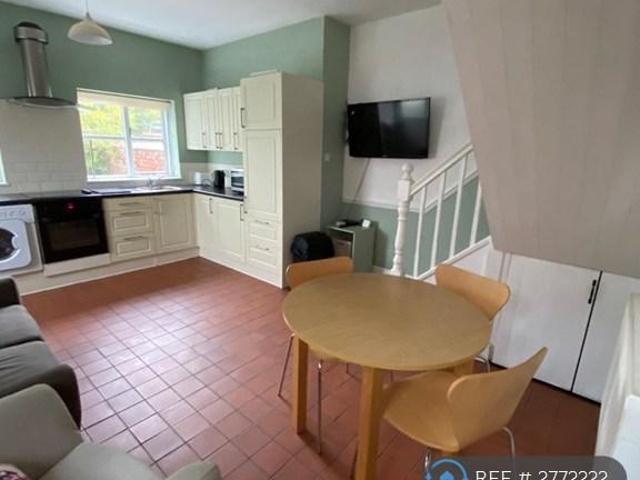 3 bedroom end of terrace house to rent