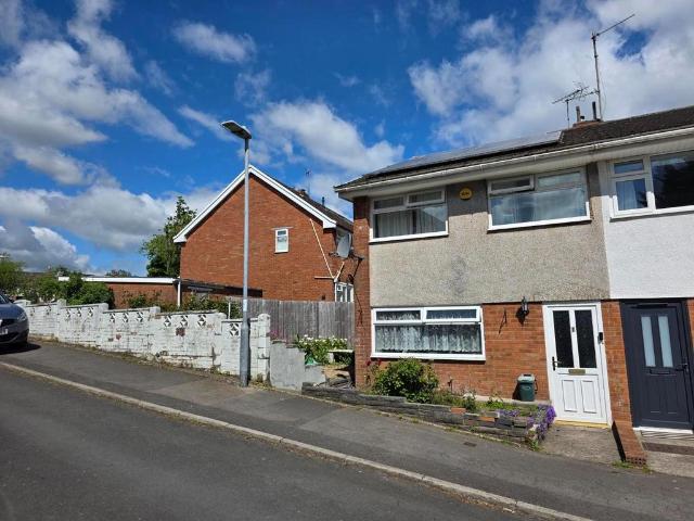 3 bedroom end of terrace house to rent