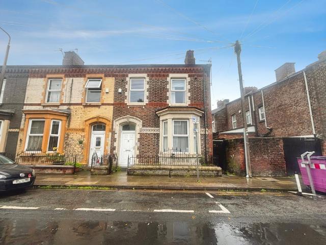 3 bedroom end of terrace house to rent