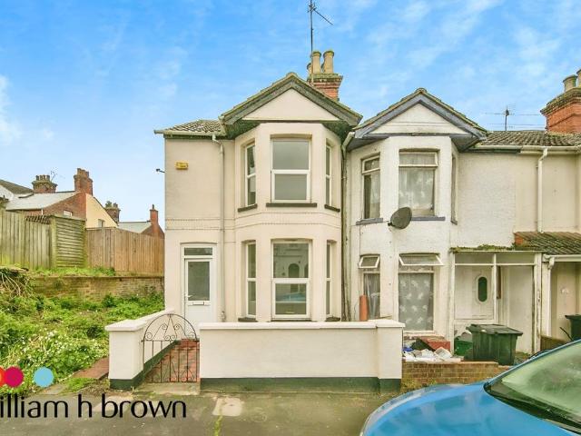3 bedroom end of terrace house to rent