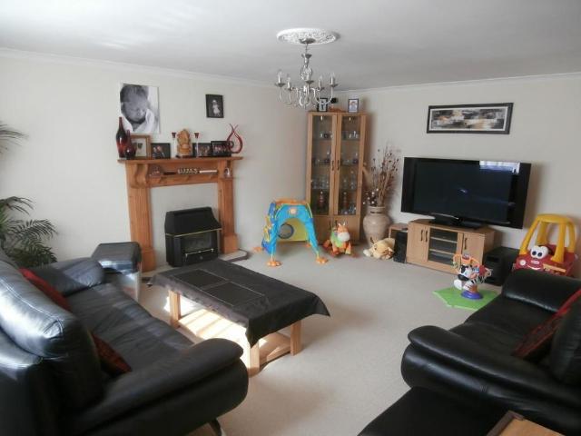 3 bedroom end of terrace house to rent