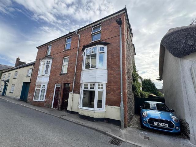 3 bedroom end of terrace house to rent