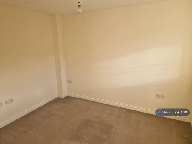3 bedroom end of terrace house to rent