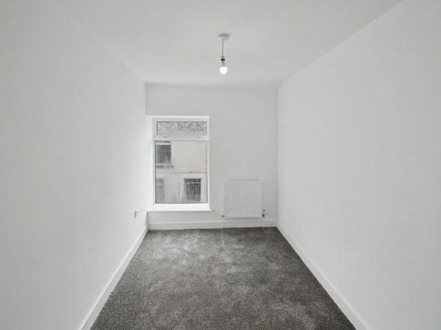 3 bedroom end of terrace house to rent