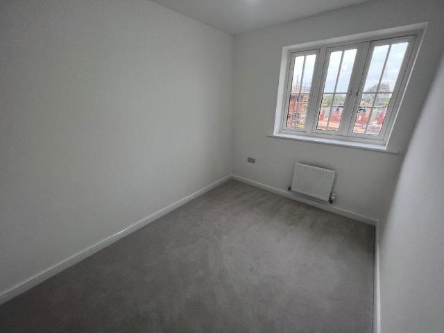 3 bedroom end of terrace house to rent