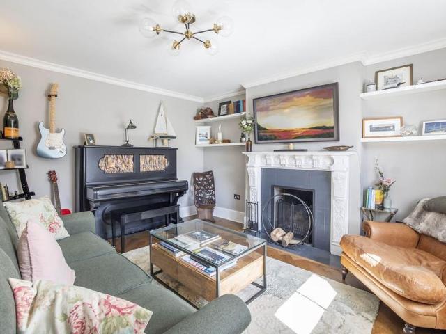 3 bedroom end of terrace house to rent