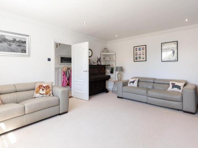 3 bedroom end of terrace house to rent